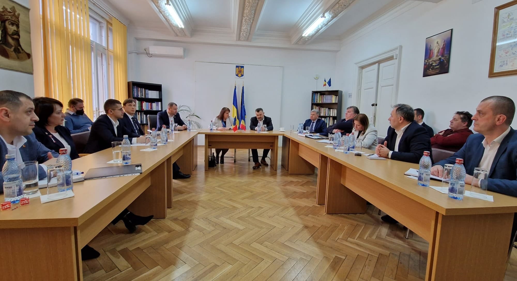 Reprezentanții Comisiei de administrație publică din Parlamentul ...